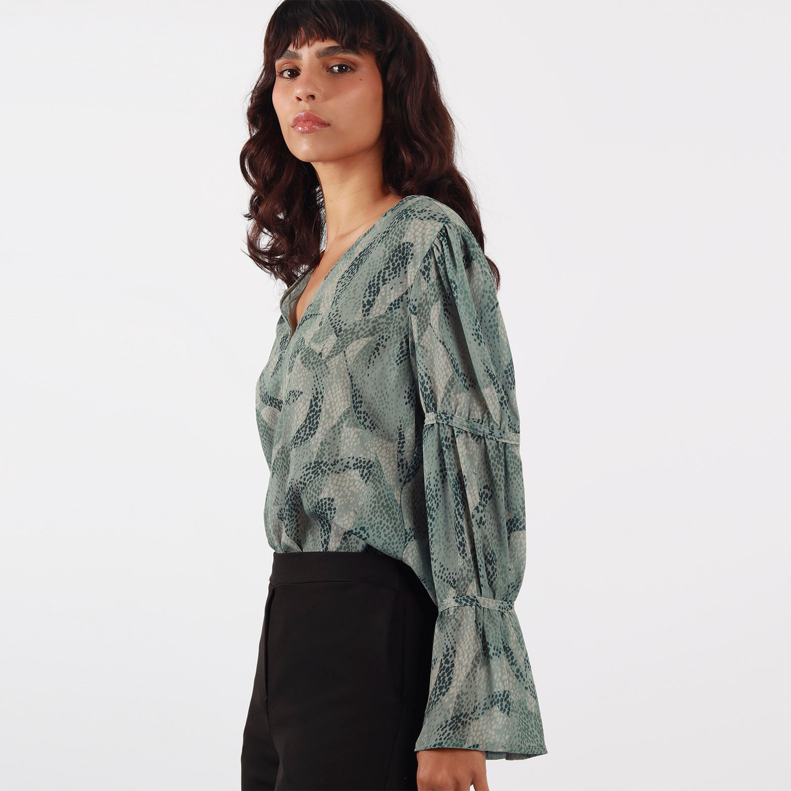 Blusa para mujer - BLUSA CON ESCOTE EN V, CORTE EN CENTRO FRENTE Y MANGAS CON REGOGIDO - BLUSA ...